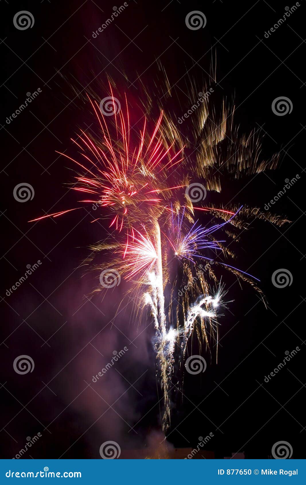 Vuurwerk stock foto. Image of explosie, rood, blauw, achtergrond - 877650