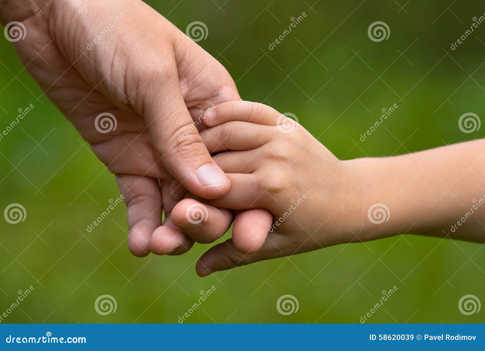 Vuxet Innehav Ett Barns Hand Fotografering för Bildbyråer - Bild av ...