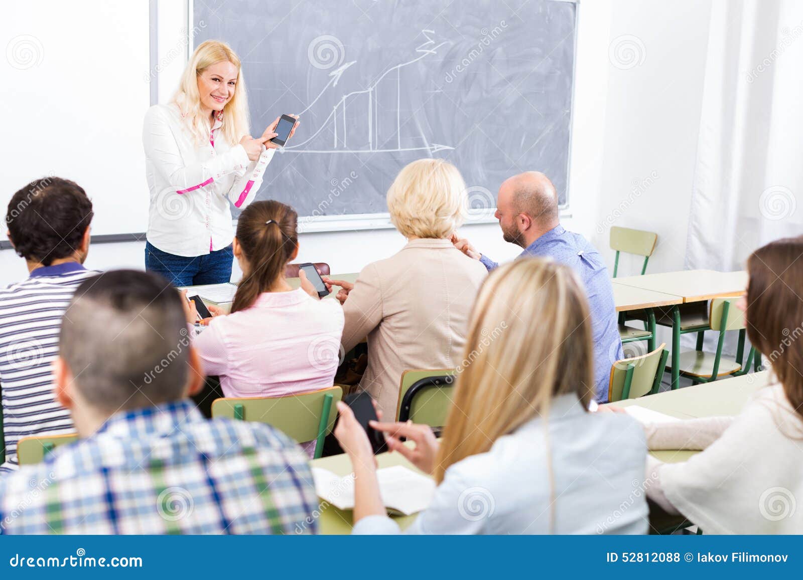 Vuxna studenter i klassrum arkivfoto. Bild av inre, information - 52812088