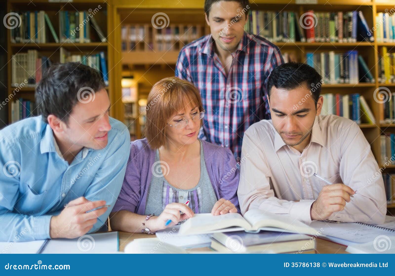 Vuxna Studenter Som Tillsammans Studerar I Arkivet Arkivfoto - Bild av ...