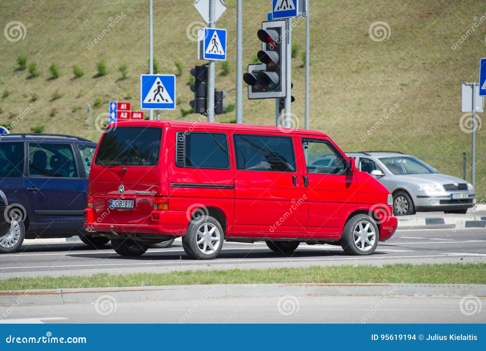 VW Multivan T4 Sur La Route Image stock éditorial - Image du commercial ...