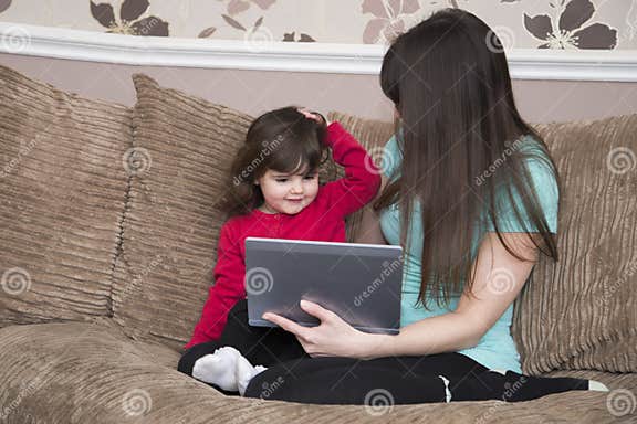 Vídeos Interactivos De Observación En Línea Foto de archivo - Imagen de hembra, amoroso: 70065332