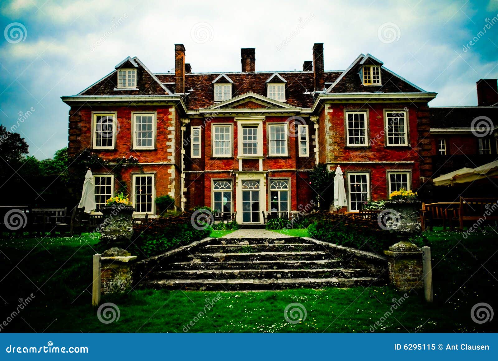 Waardig Engels Huis stock afbeelding. Image of rood, gazon - 6295115