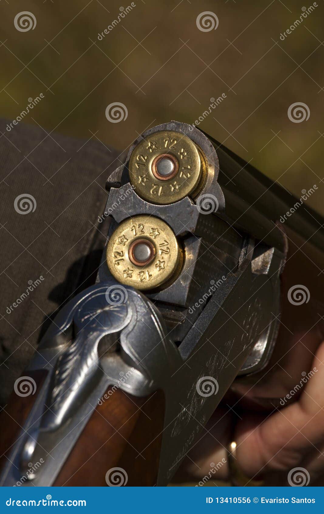 Waffe mit Munition stockfoto. Bild von sport, mann, aufmerksamkeit ...