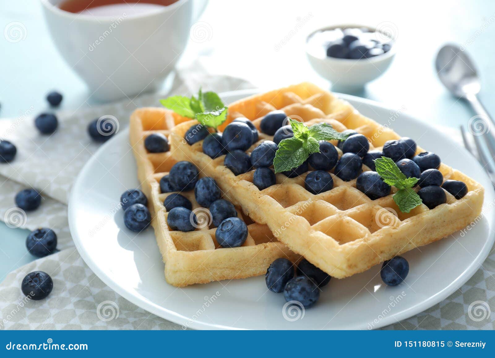 Waffles Deliciosos Com Os Mirtilos Na Placa Imagem de Stock - Imagem de ...