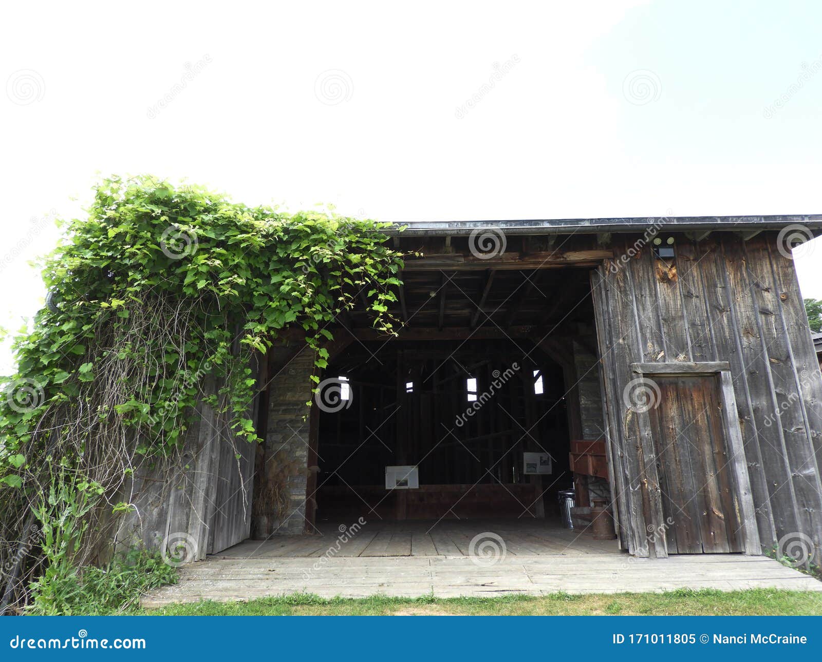 Wagon Entry into Round Stone Barn at Shaker Village Stock Image - Image ...