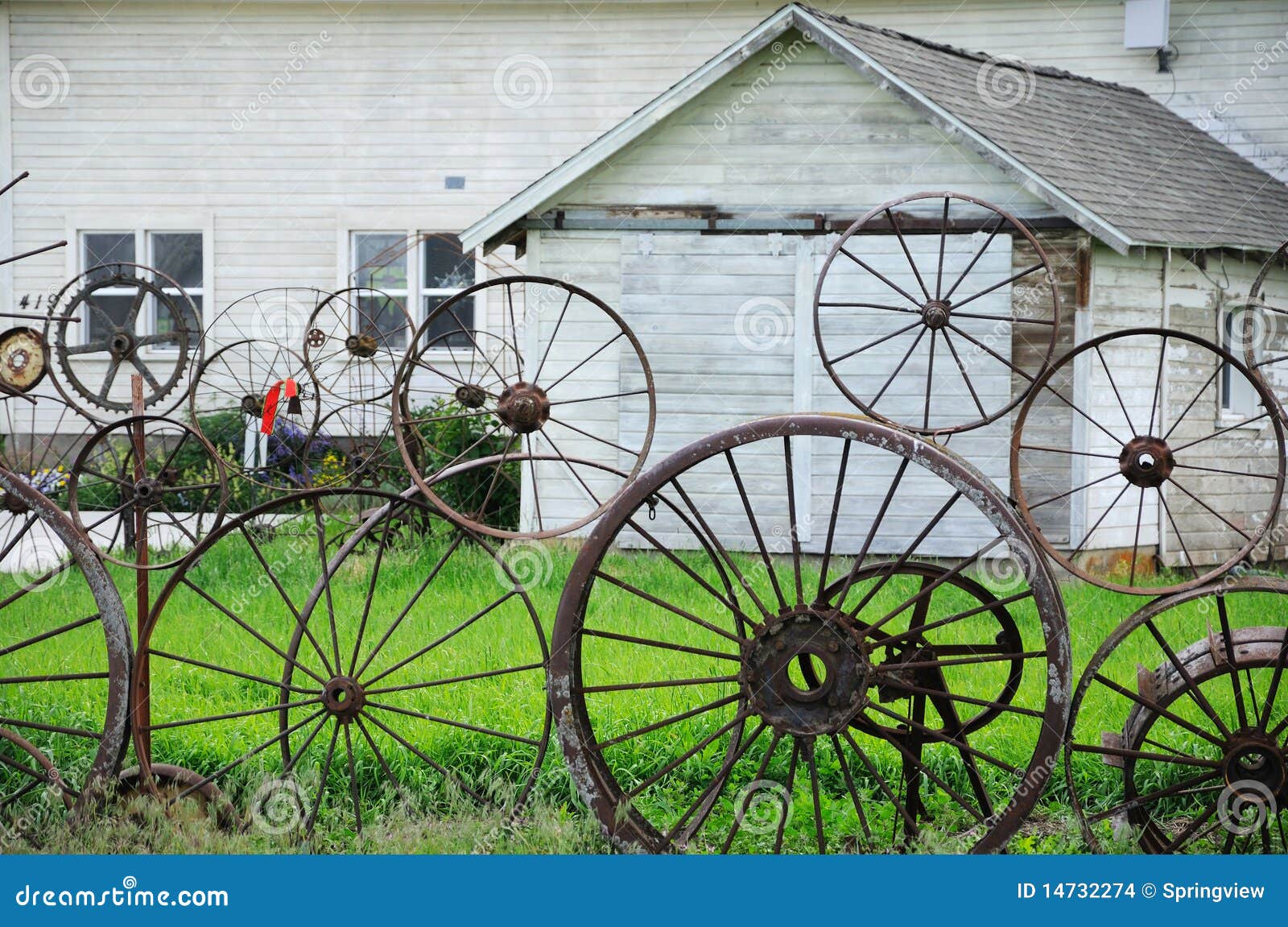 Wagon Wheel Fence and Barn stock photo. Image of uniontown - 14732274