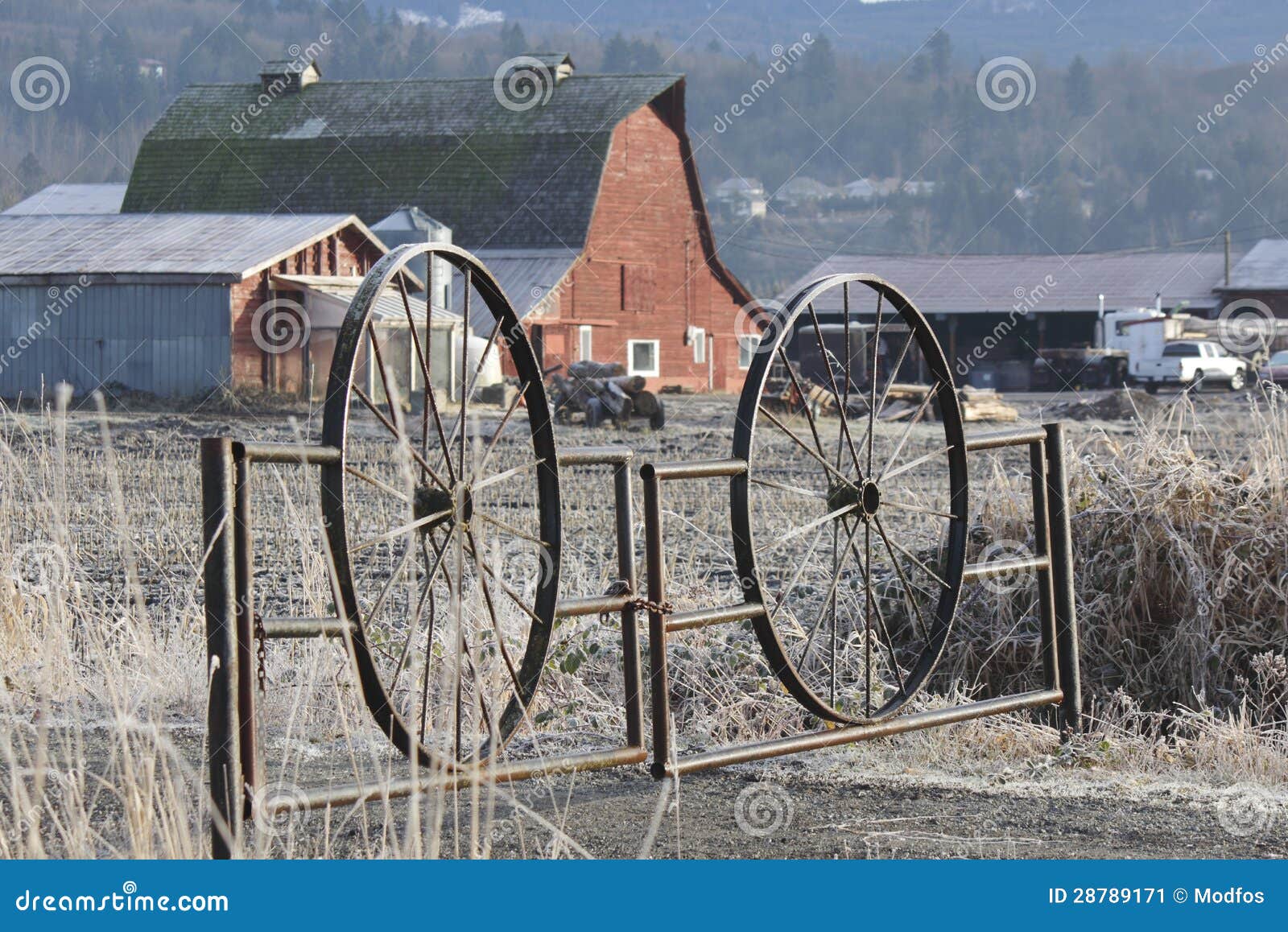 Wagon Wheel Gate stock image. Image of wagon, farm, acreage - 28789171