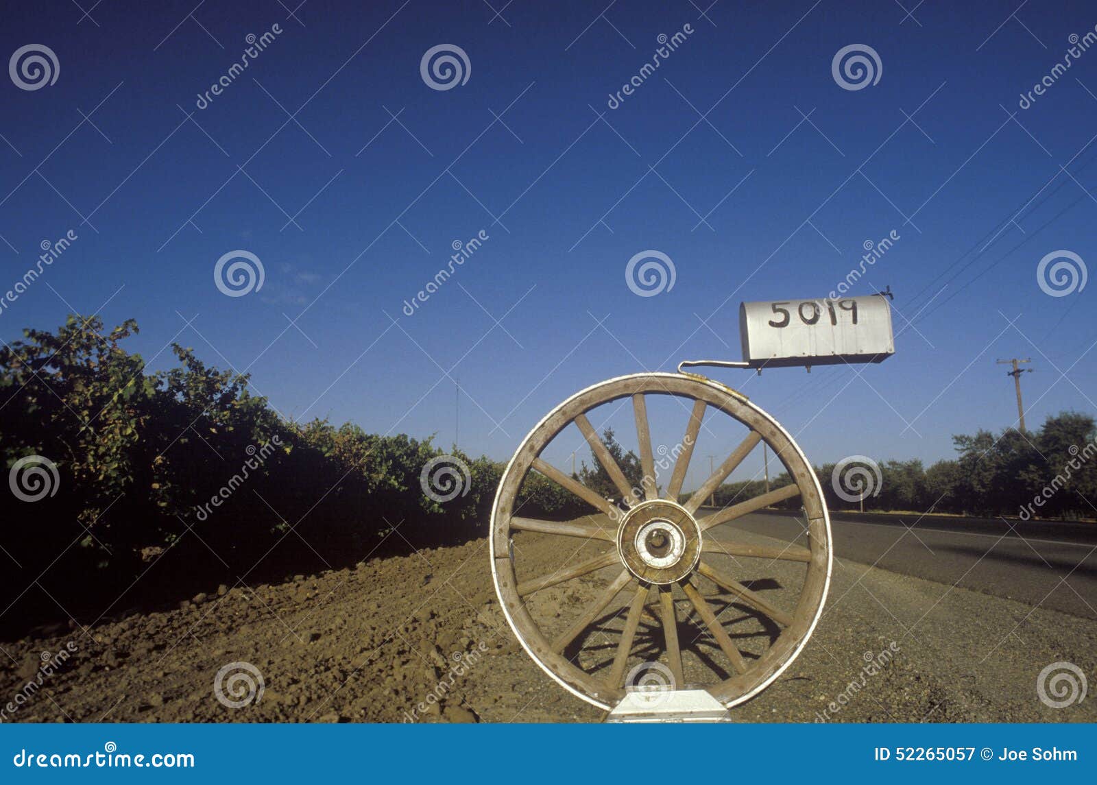 A Wagon Wheel Mailbox, Modesto, CA Stock Image - Image of mail, america ...