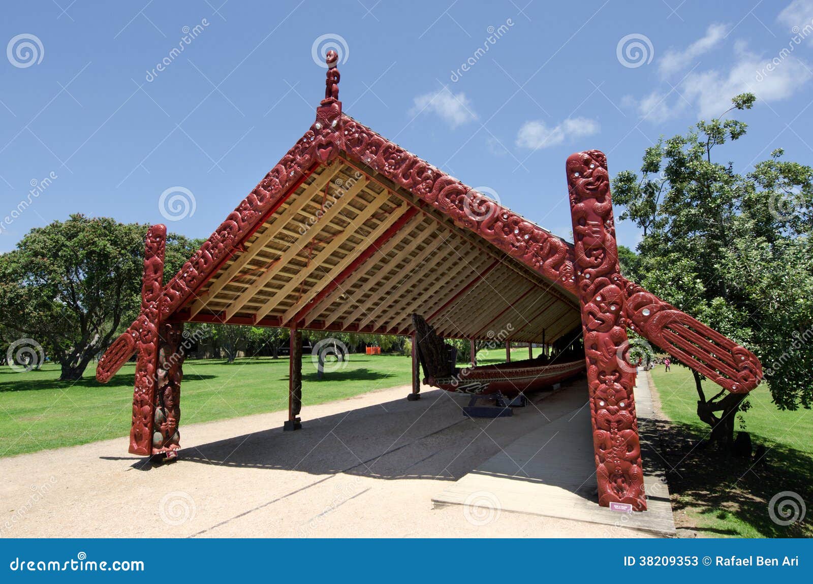 Waitangi Treaty Grounds editorial stock photo. Image of canoe - 38209353