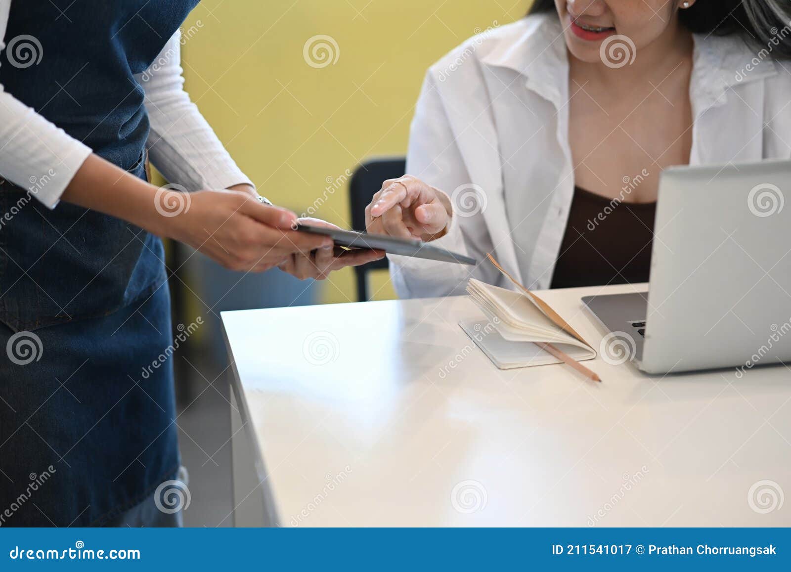 Waitress Using Tablet and Receive Order from Customer at Coffee Shop ...