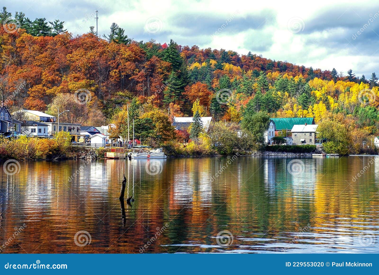 Wakefield Québec En Couleurs D'automne Photo stock - Image du québec ...