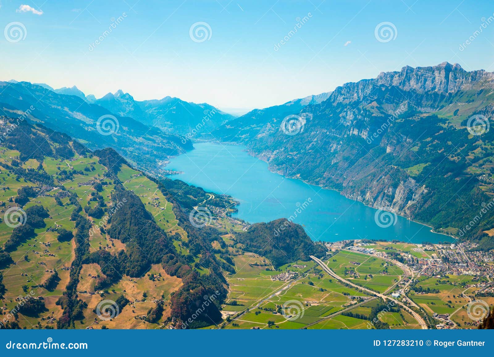 Walenstadt y Walensee foto de archivo. Imagen de suiza - 127283210