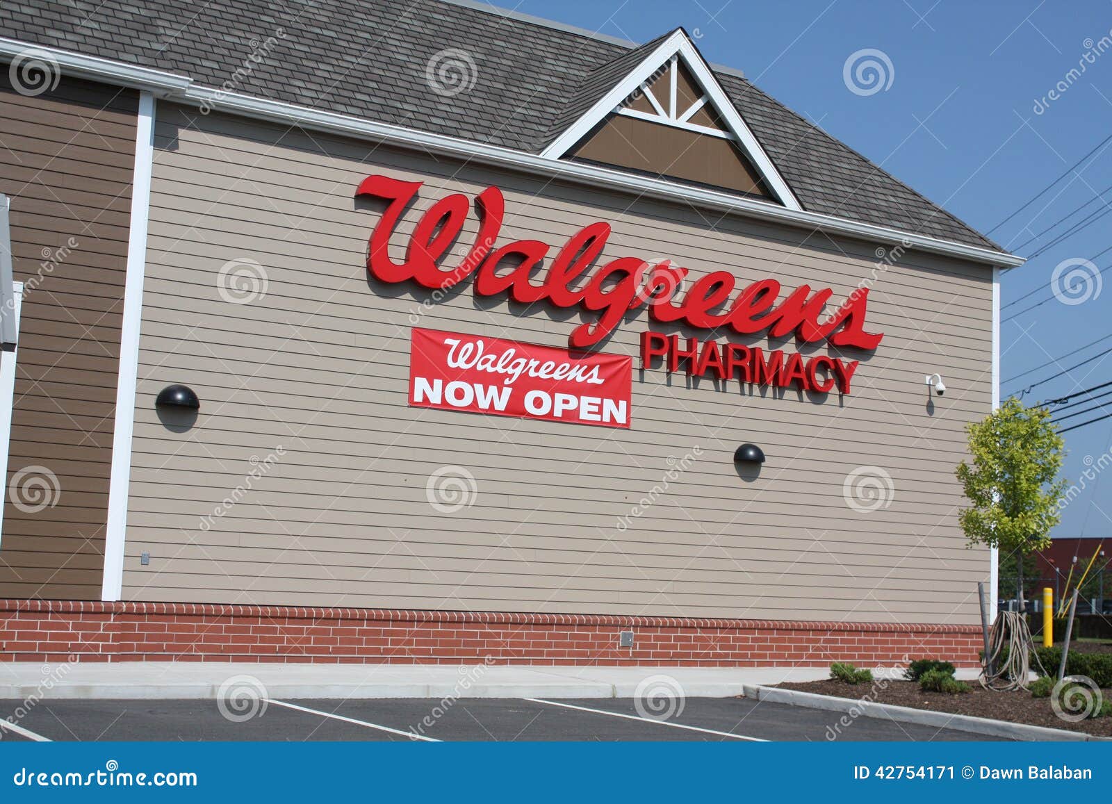 Walgreens store editorial photo. Image of combs, drugs - 42754171