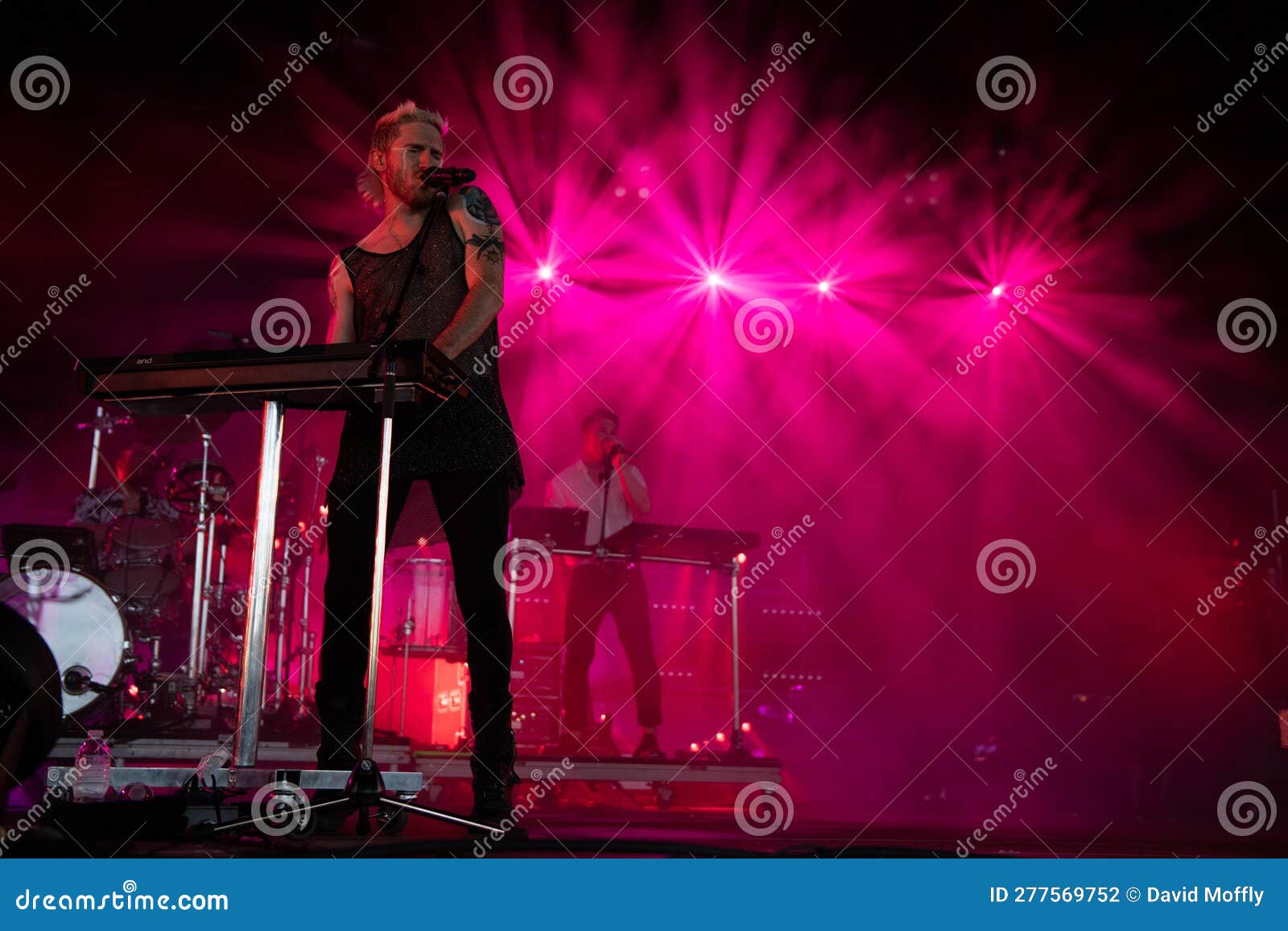 Walk the Moon in Concert at the Coral Sky Ampitheatre Editorial ...
