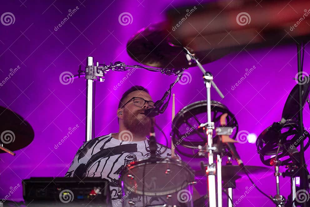 Walk the Moon in Concert at the Coral Sky Ampitheatre Editorial Stock ...