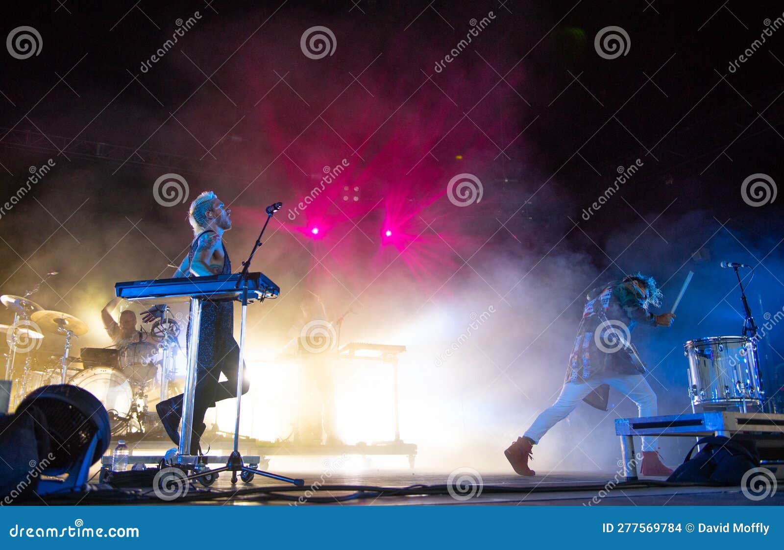 Walk the Moon in Concert at the Coral Sky Ampitheatre Editorial Stock ...