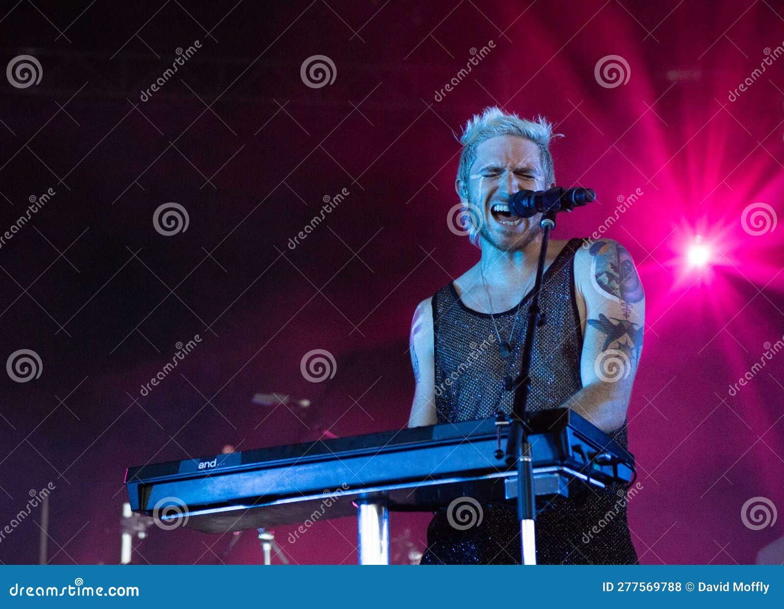 Walk the Moon in Concert at the Coral Sky Ampitheatre Editorial Stock ...