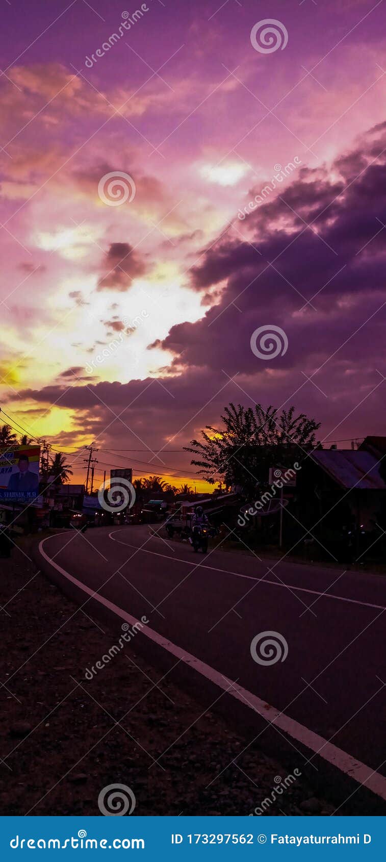 Beautiful Sunset on the Road Stock Photo - Image of yang, satu: 173297562