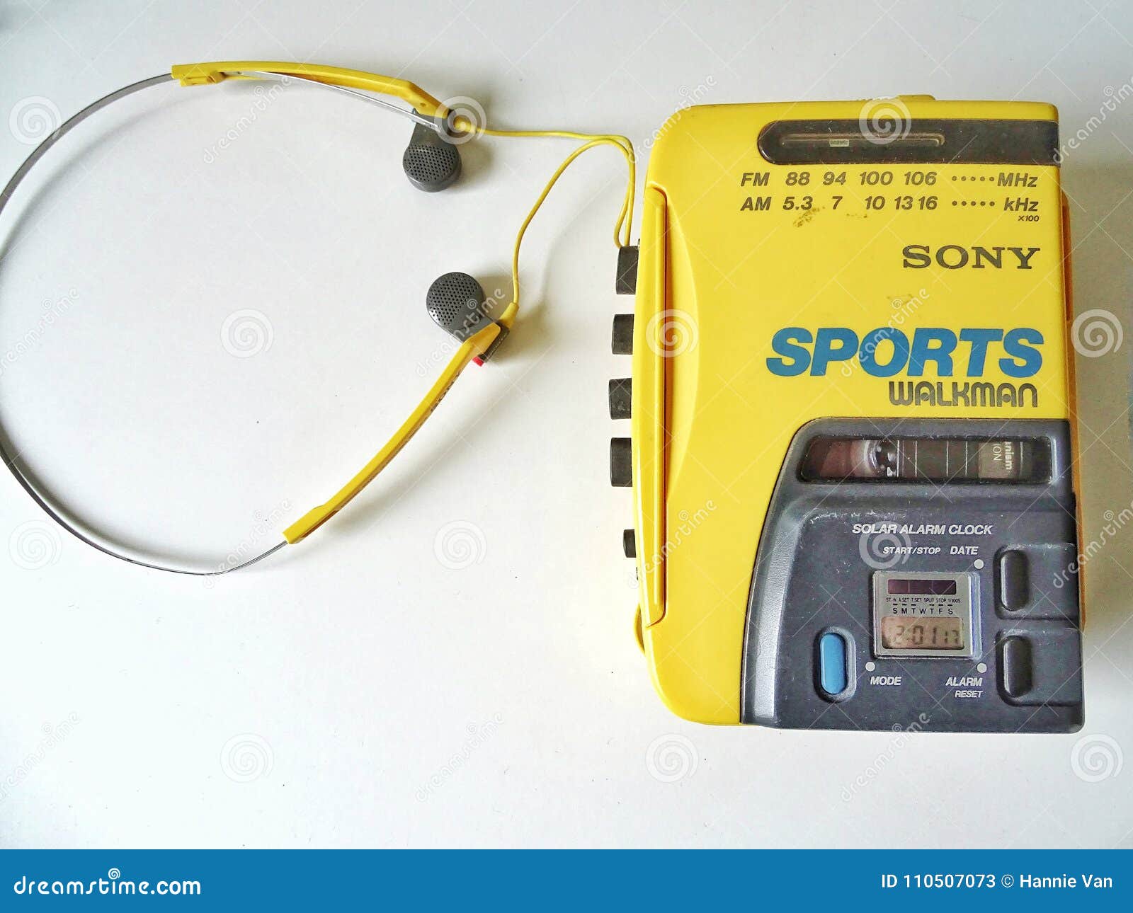 Walkman foto de stock editorial. Imagem de amarelo, auscultadores ...