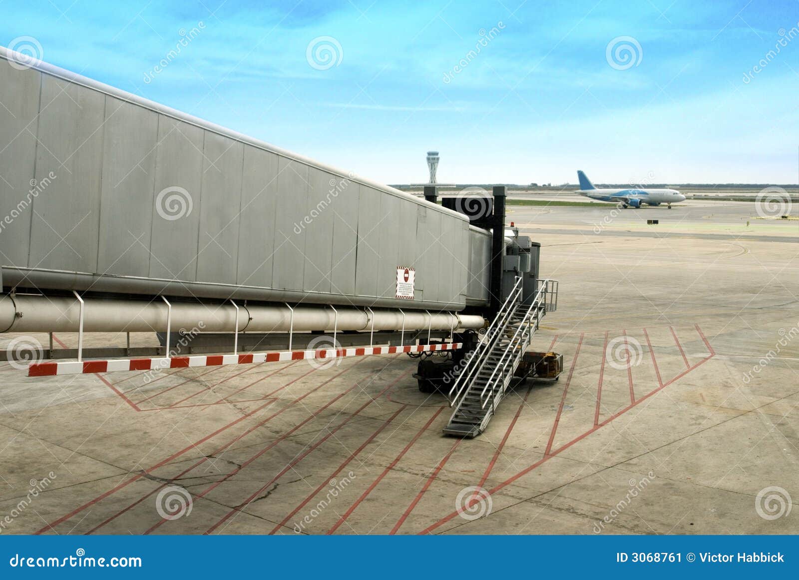 Walkway at Airport Terminal Stock Image - Image of planes, door: 3068761