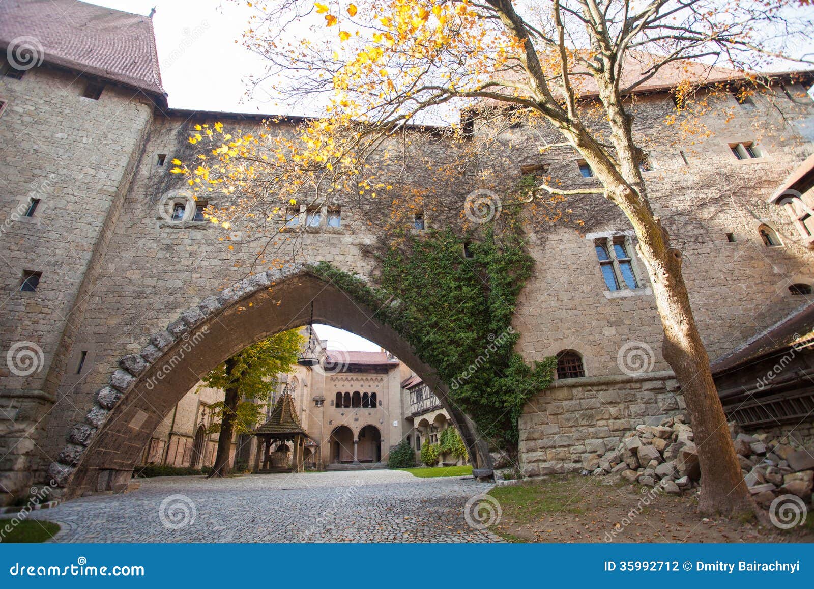 Wall of Ancient Stronghold with Arc Stock Photo - Image of roof, brick ...