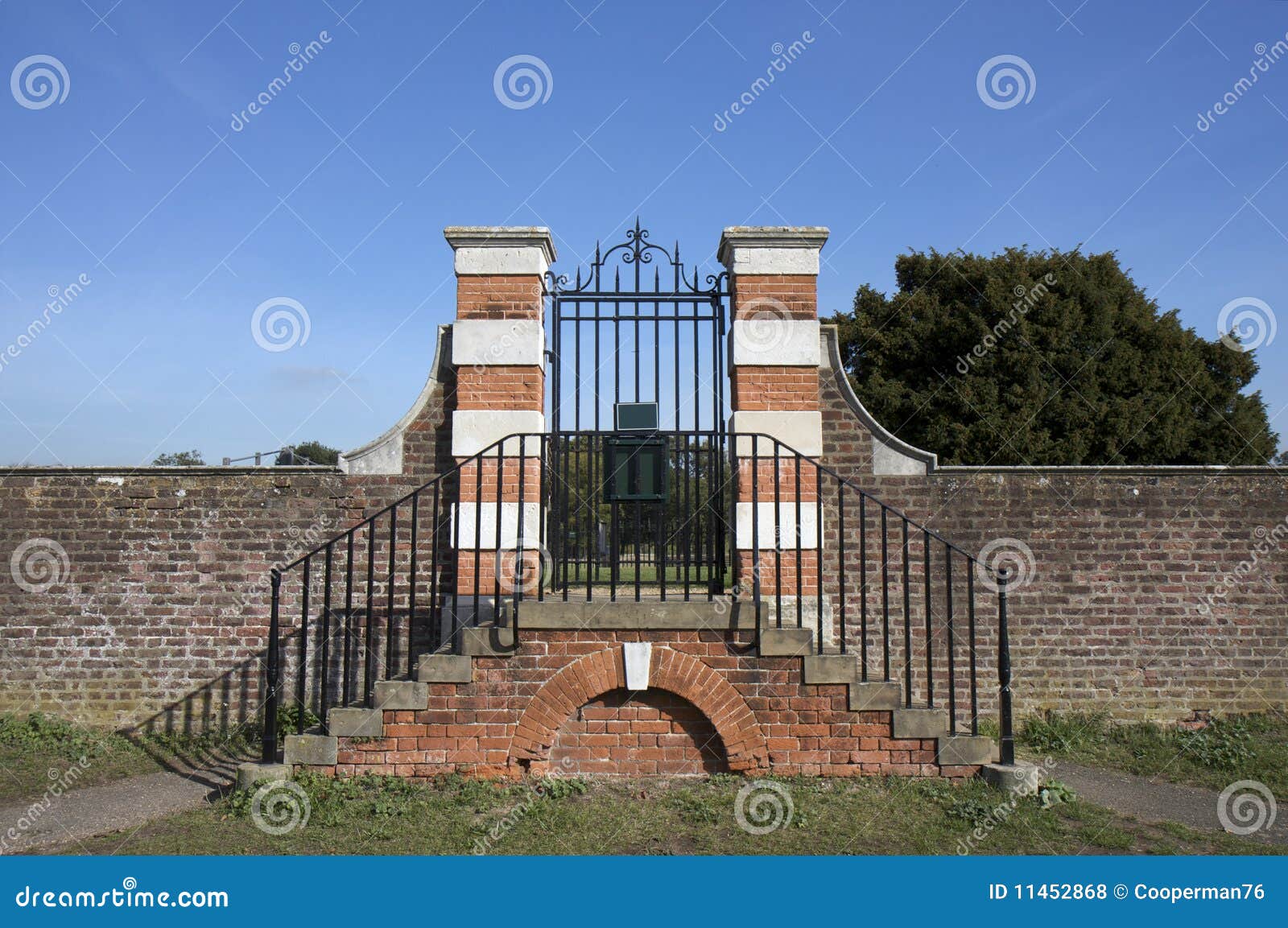 Wall and Gate Around Hampton Court Palace Grounds Stock Photo - Image ...