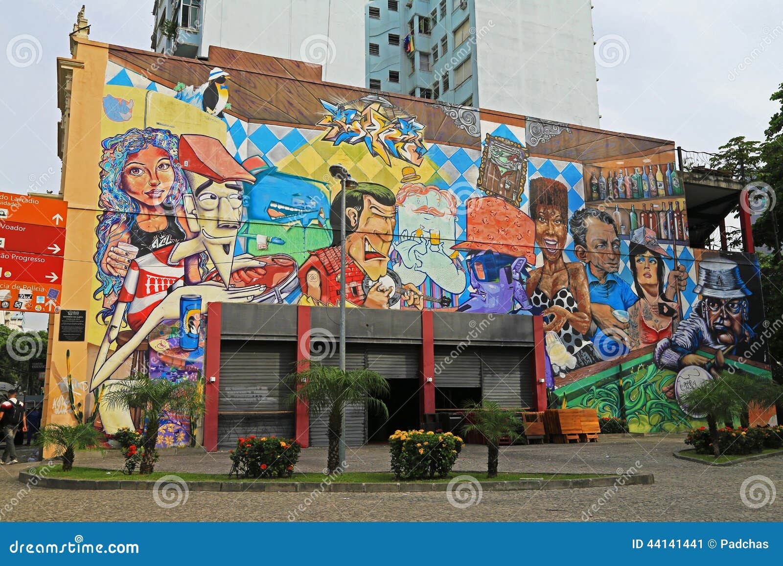 Wall with graffiti editorial photo. Image of graffiti - 44141441