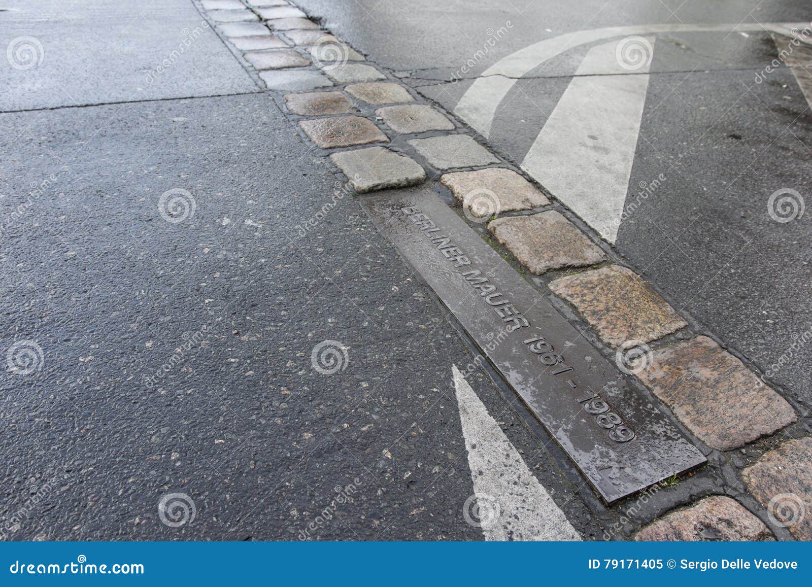 The wall line in Berlin editorial image. Image of black - 79171405