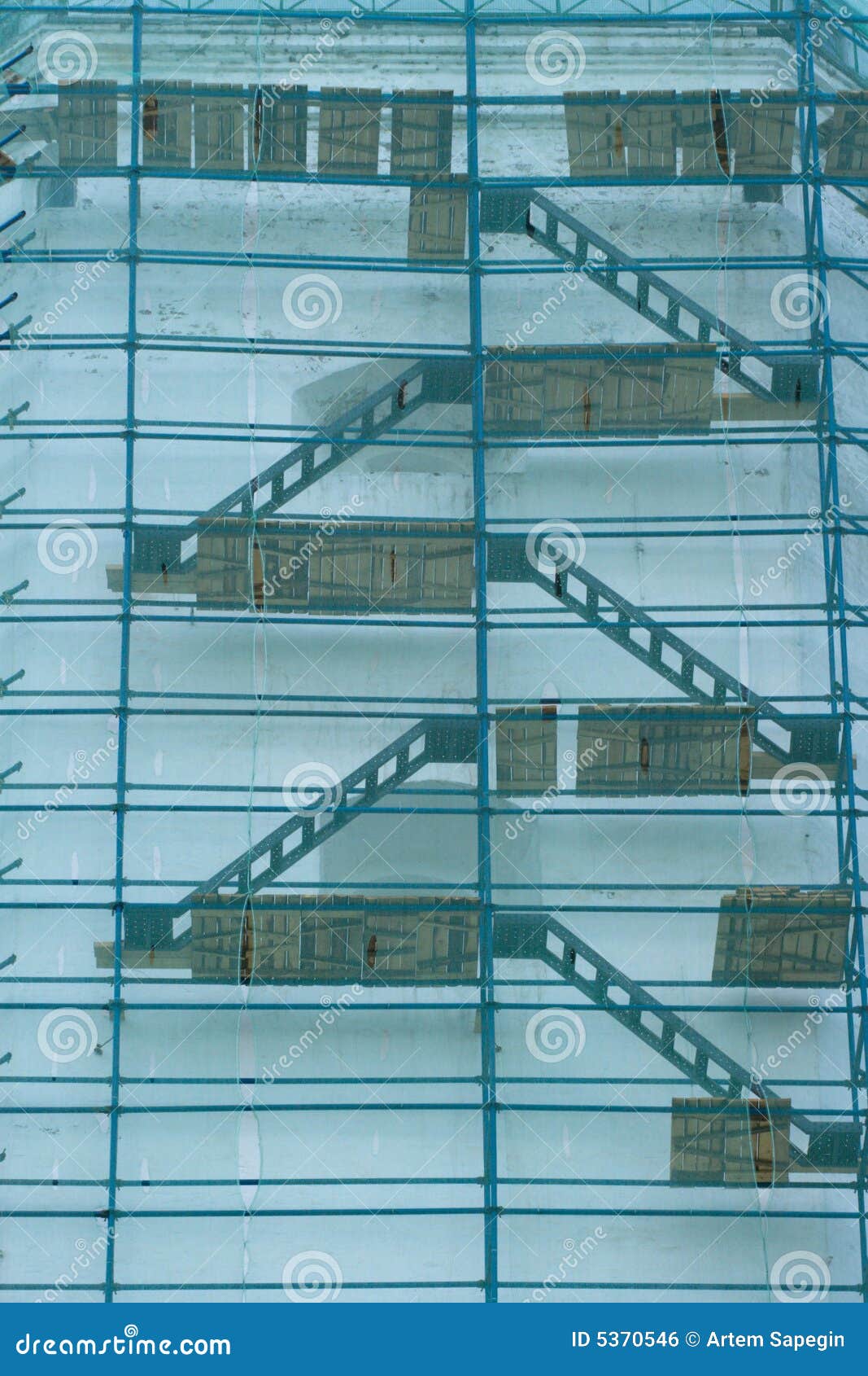 Wall in scaffolding stock photo. Image of repairing, exterior - 5370546