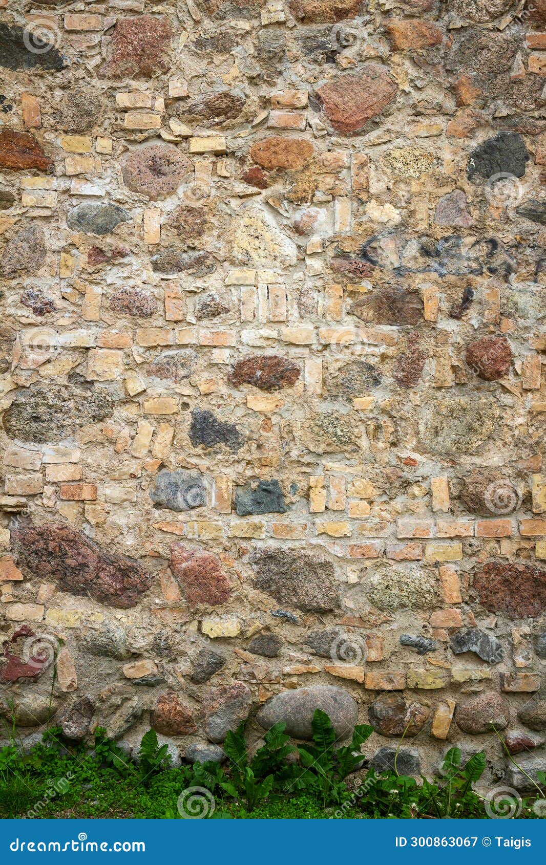 Wall Texture with Pieces of Old Bricks Mixed with Exposed Round Stones ...