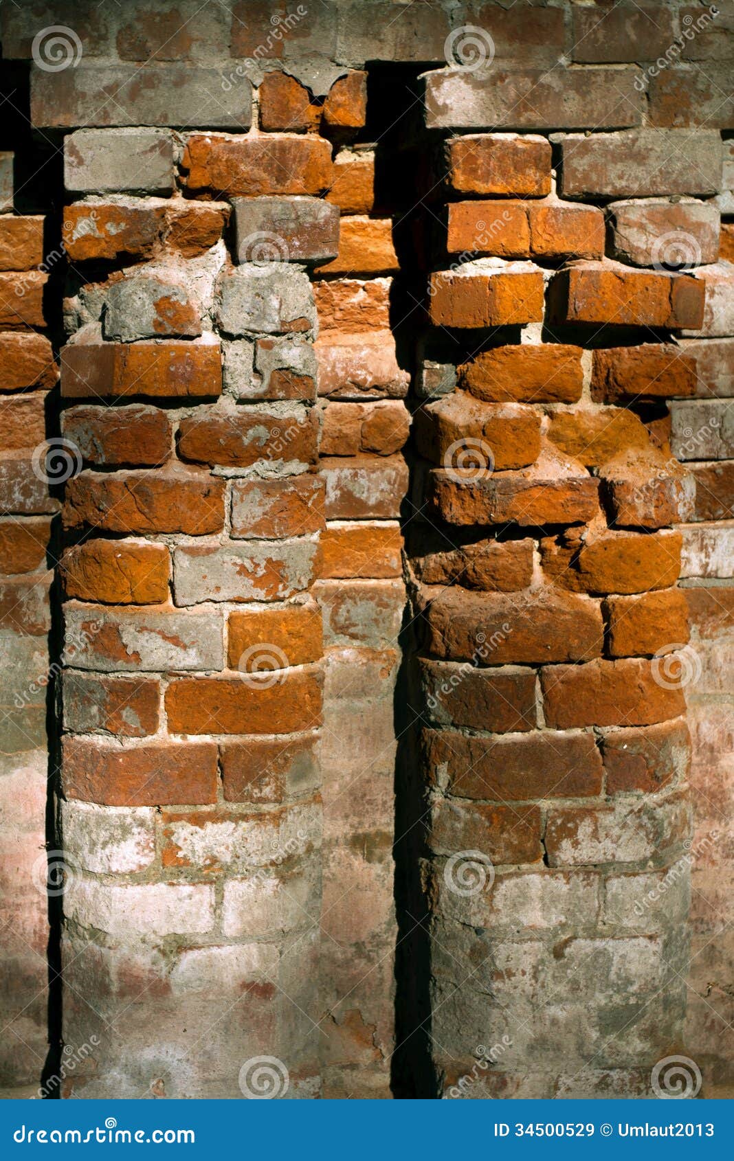 Wall With Two Brick Columns Royalty Free Stock Images - Image: 34500529