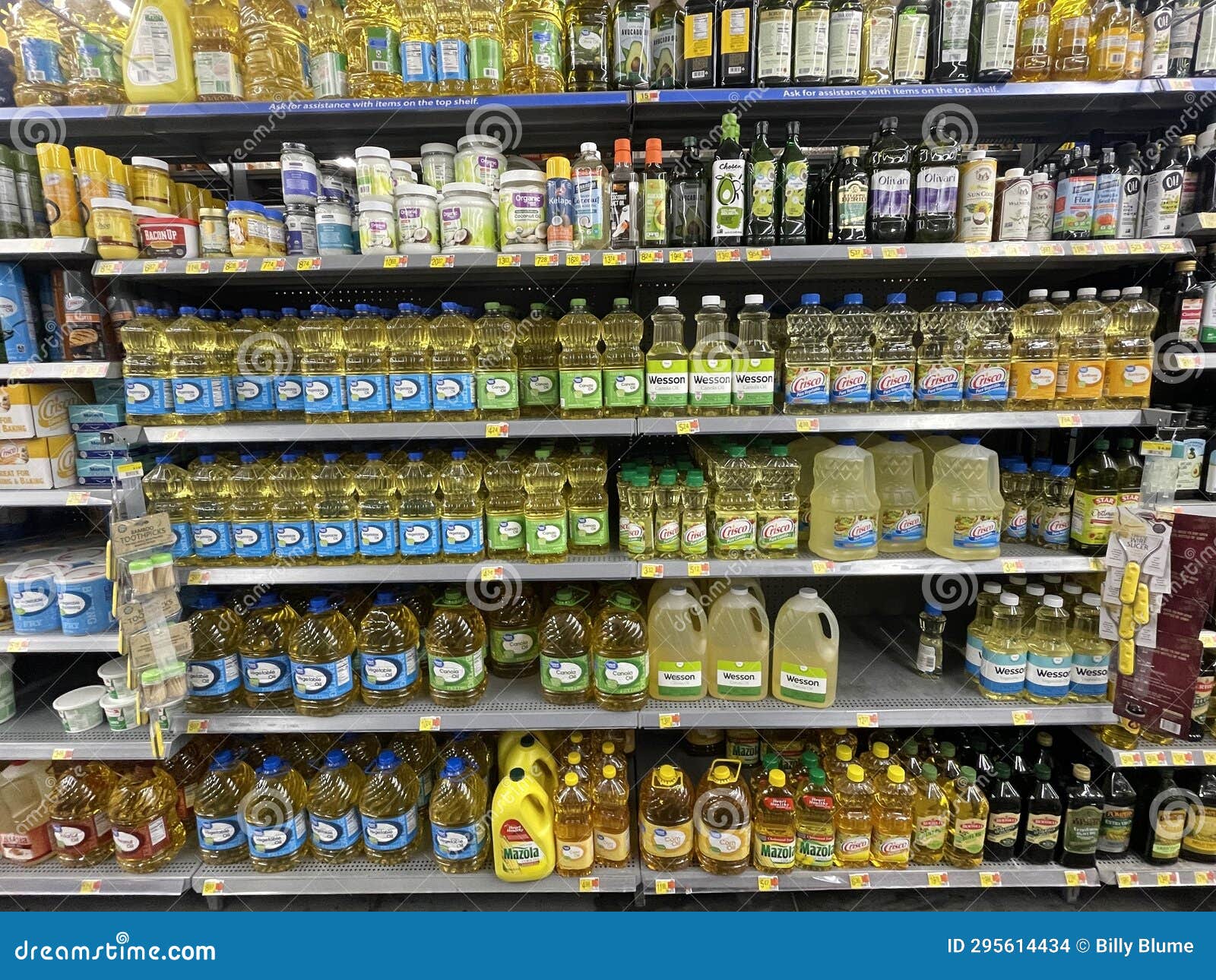 Walmart Grocery Store Cooking Oil Section Editorial Stock Image - Image ...