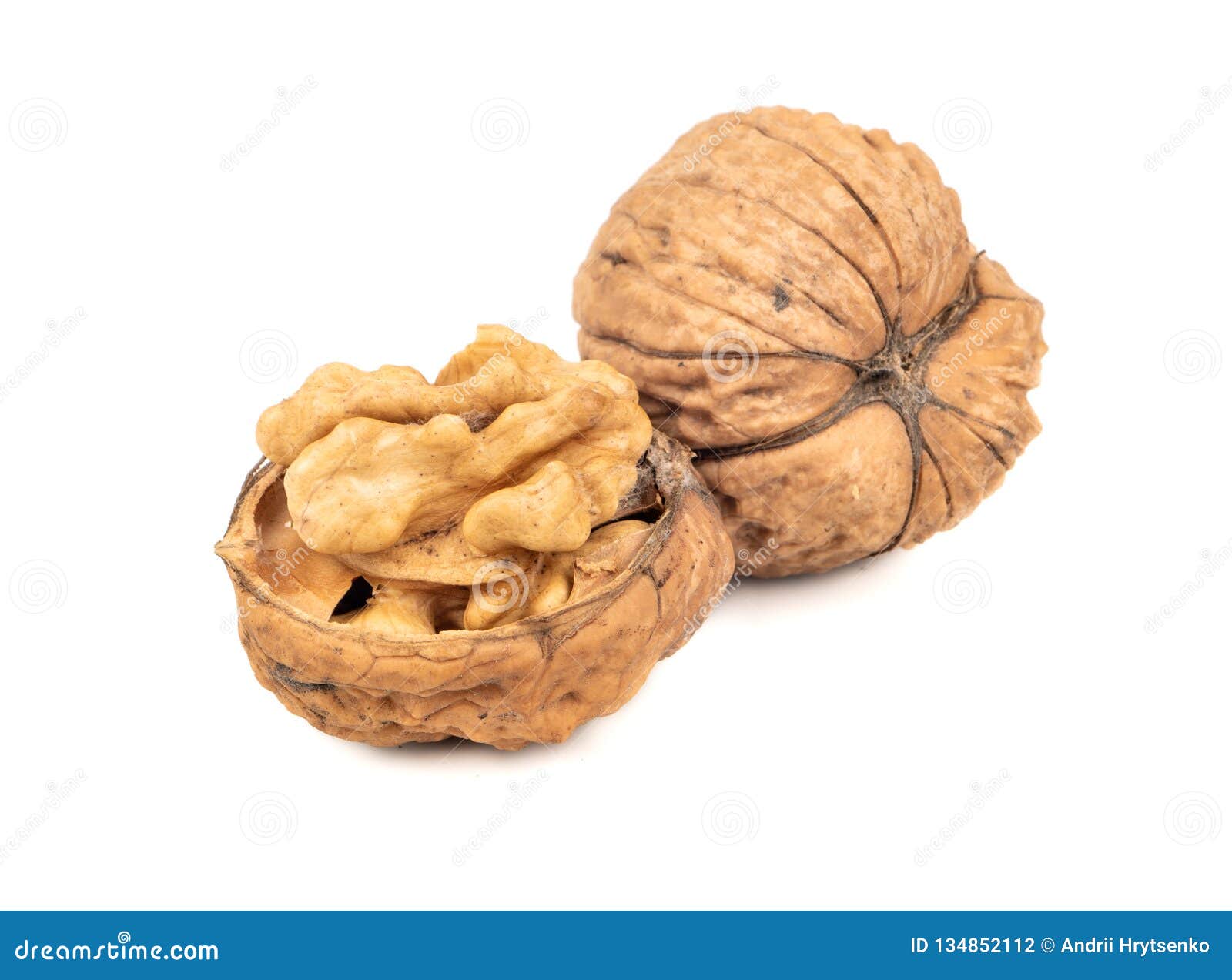 Walnut con mitad foto de archivo. Imagen de aislado - 134852112