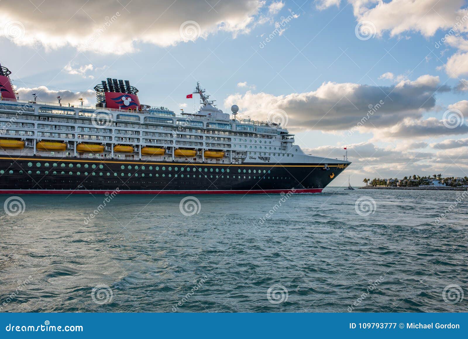 Walt Disney Cruise Ship photographie éditorial. Image du disney - 109793777