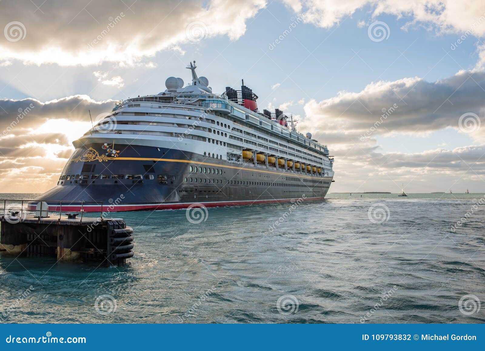 Walt Disney Cruise Ship photographie éditorial. Image du amérique ...