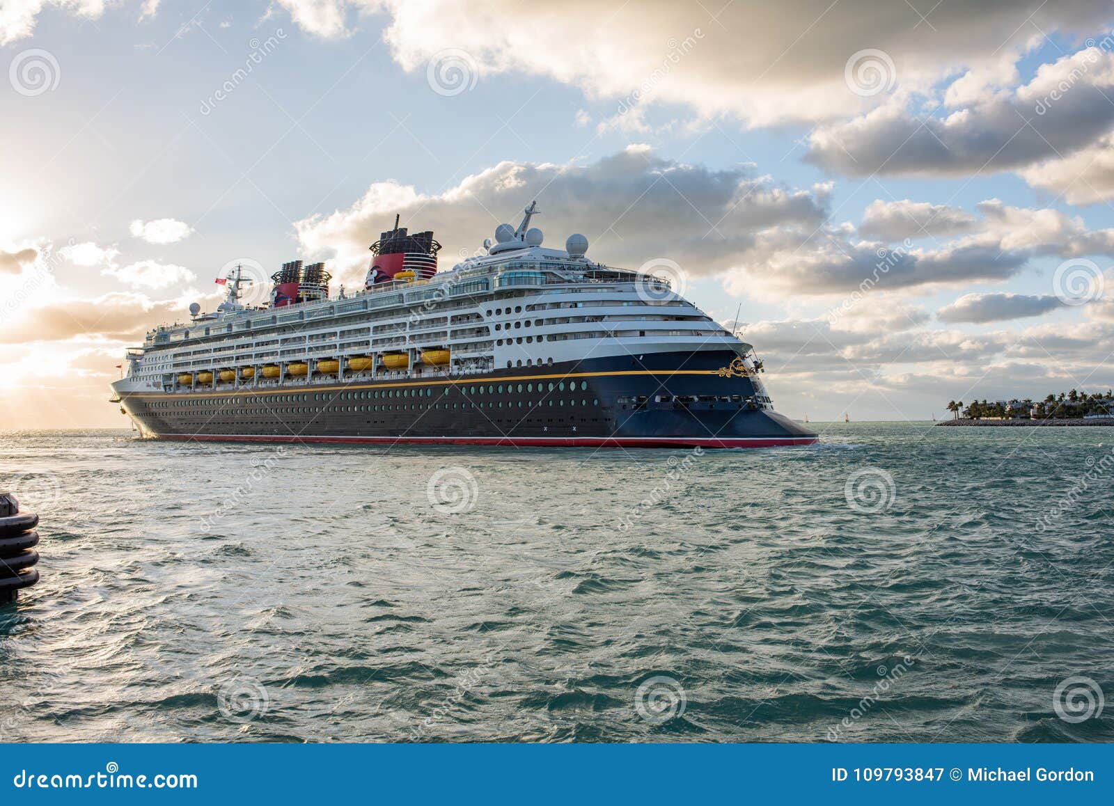 Walt Disney Cruise Ship fotografía editorial. Imagen de lujo - 109793847