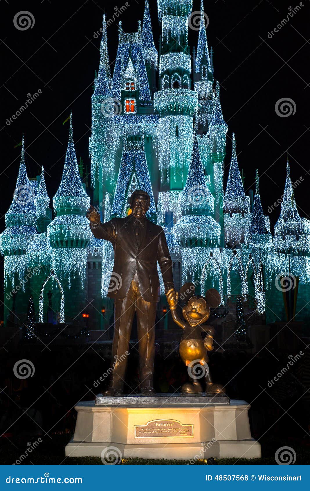 Walt Disney World Mickey Mouse Statue Editorial Stock Photo - Image of ...