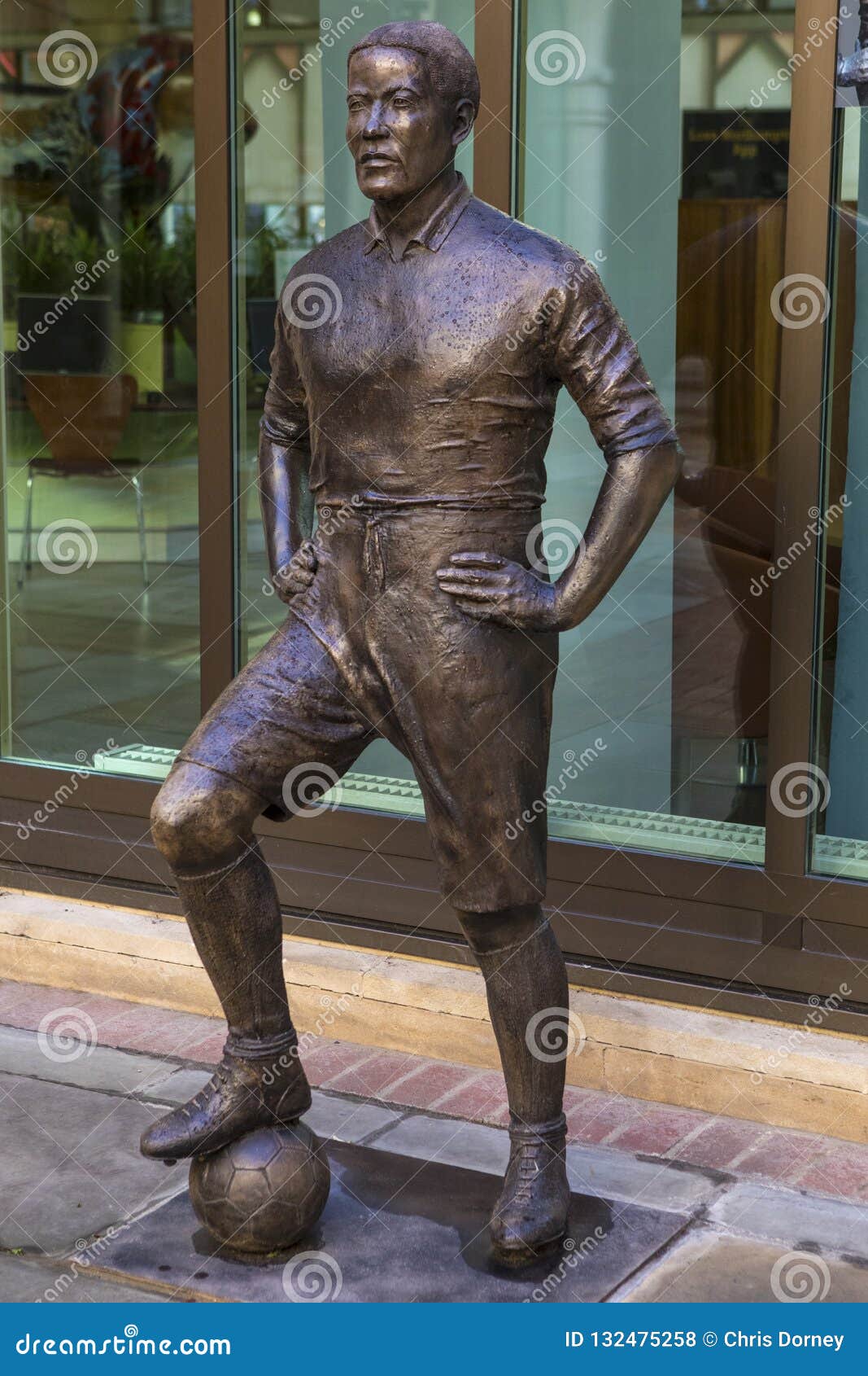 Walter Tull Statue En Northampton Foto de archivo editorial - Imagen de ...