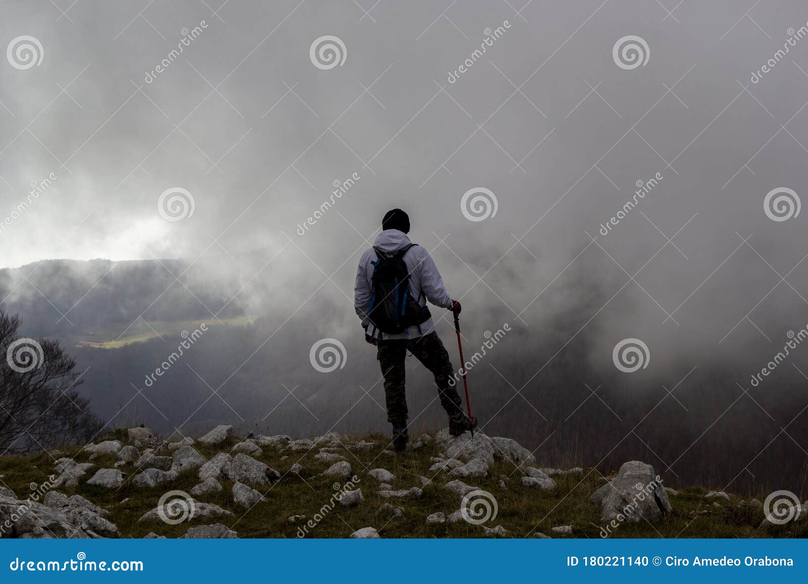 Wanderer auf Berg stockfoto. Bild von steigen, tourist - 180221140