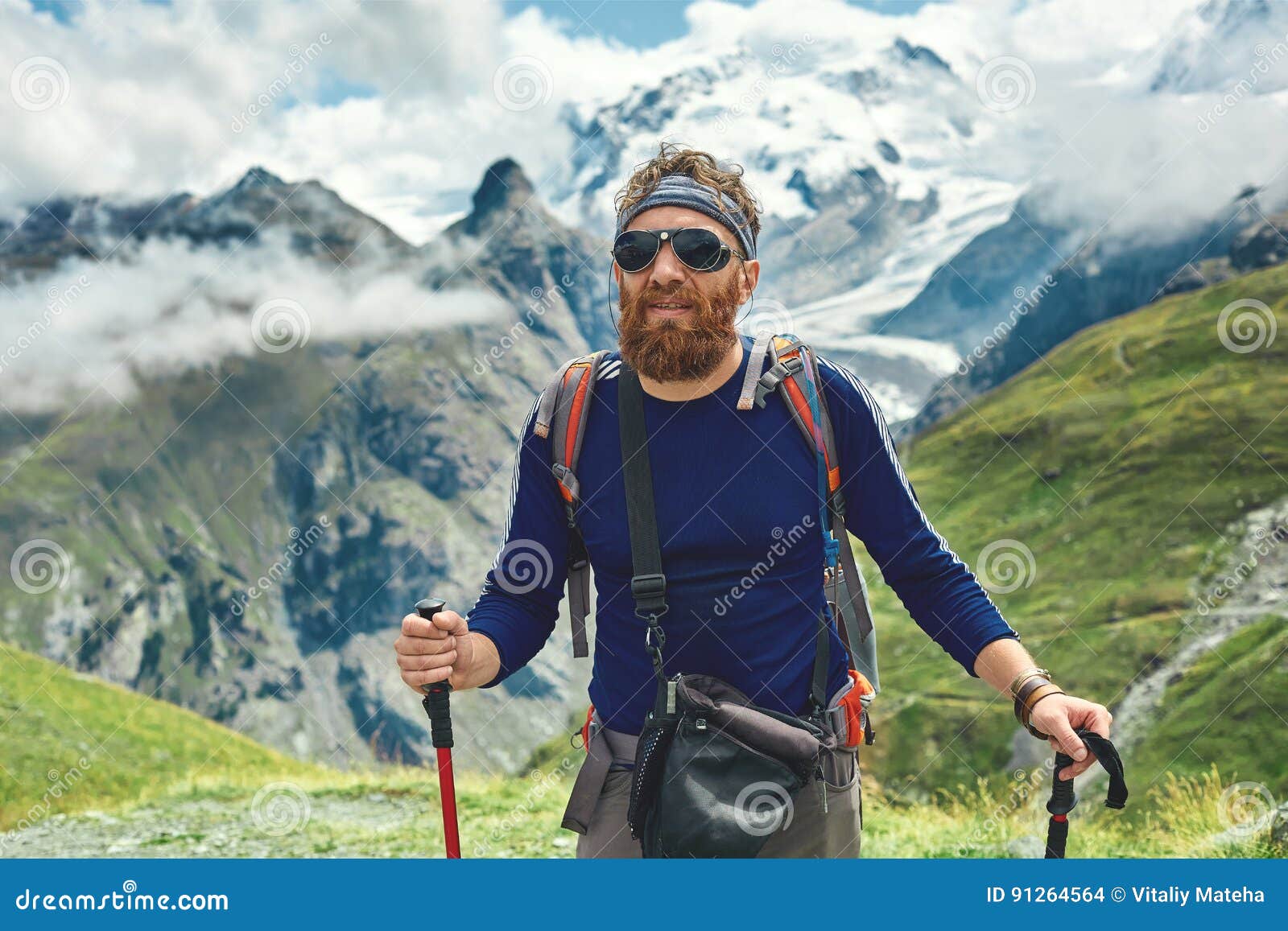 Wanderer Auf Der Spur in Den Bergen Stockfoto - Bild von wanderer ...