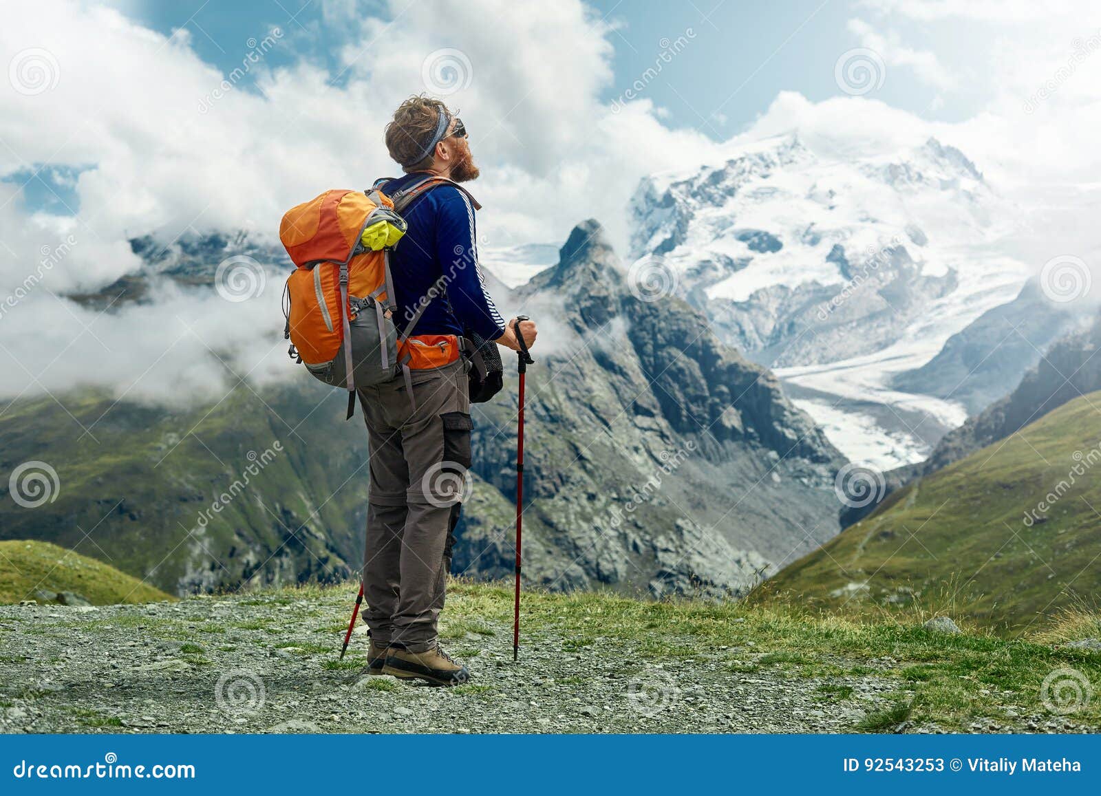 Wanderer Auf Der Spur in Den Bergen Stockbild - Bild von wandern ...
