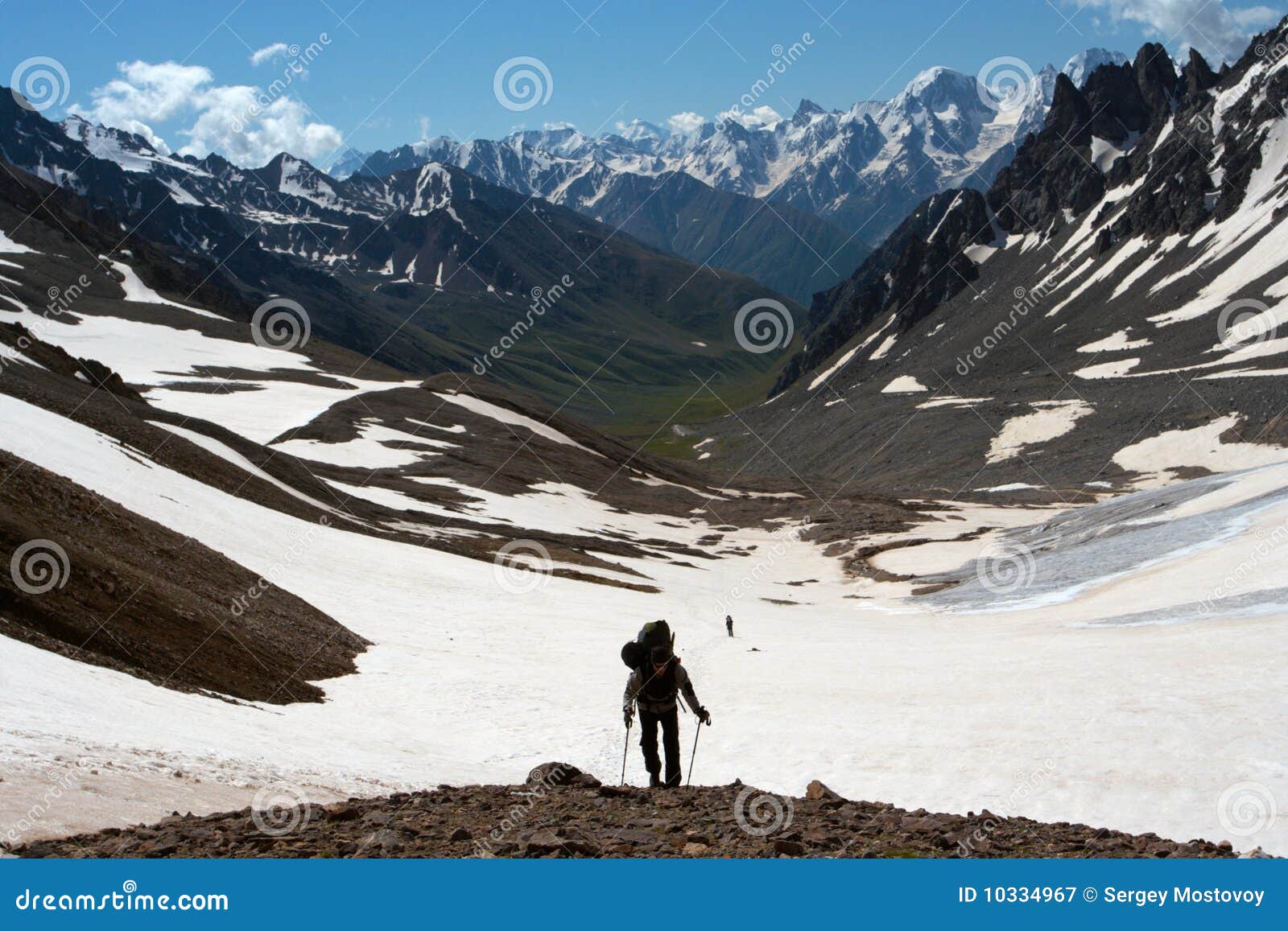 Wanderer auf einem Anstieg stockbild. Bild von blau, wanderer - 10334967