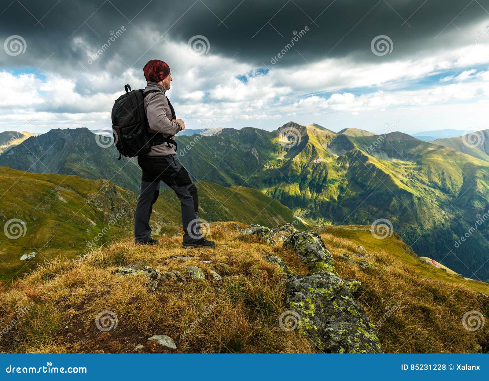 Wanderer Mit Rucksack Auf Bergen Stockfoto - Bild von ...