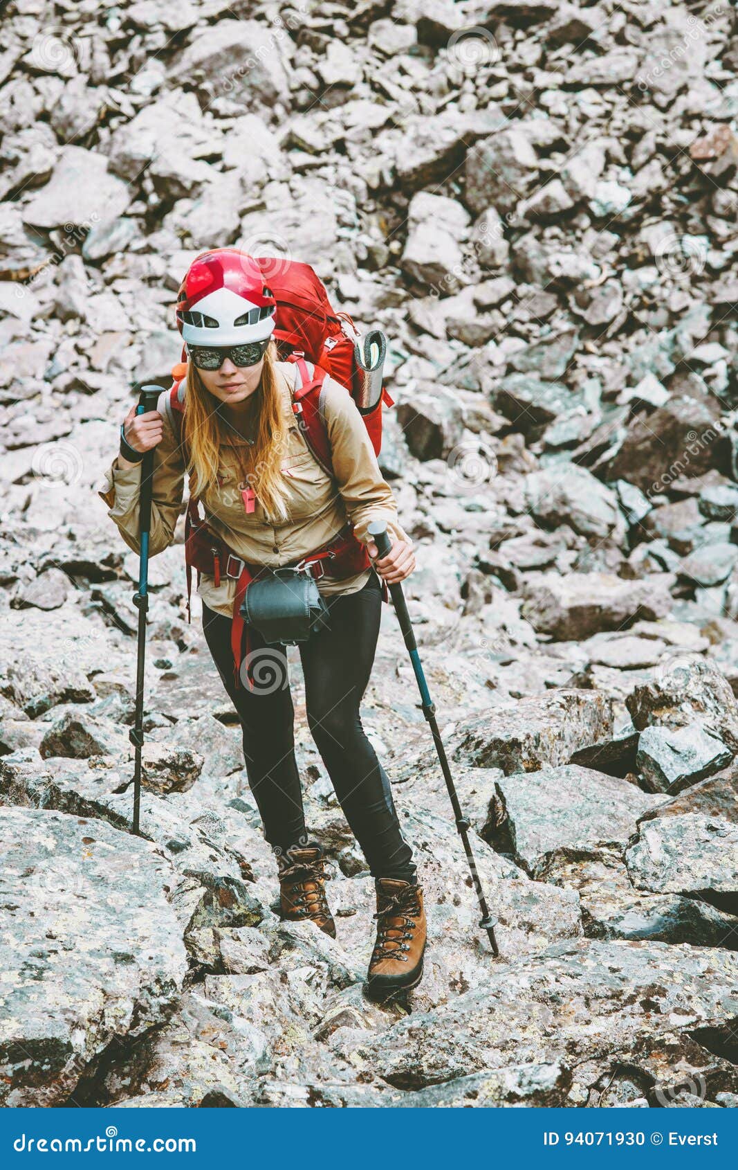 Wanderer Mit Rucksack in Den Bergen Stockfoto - Bild von gesundheit ...