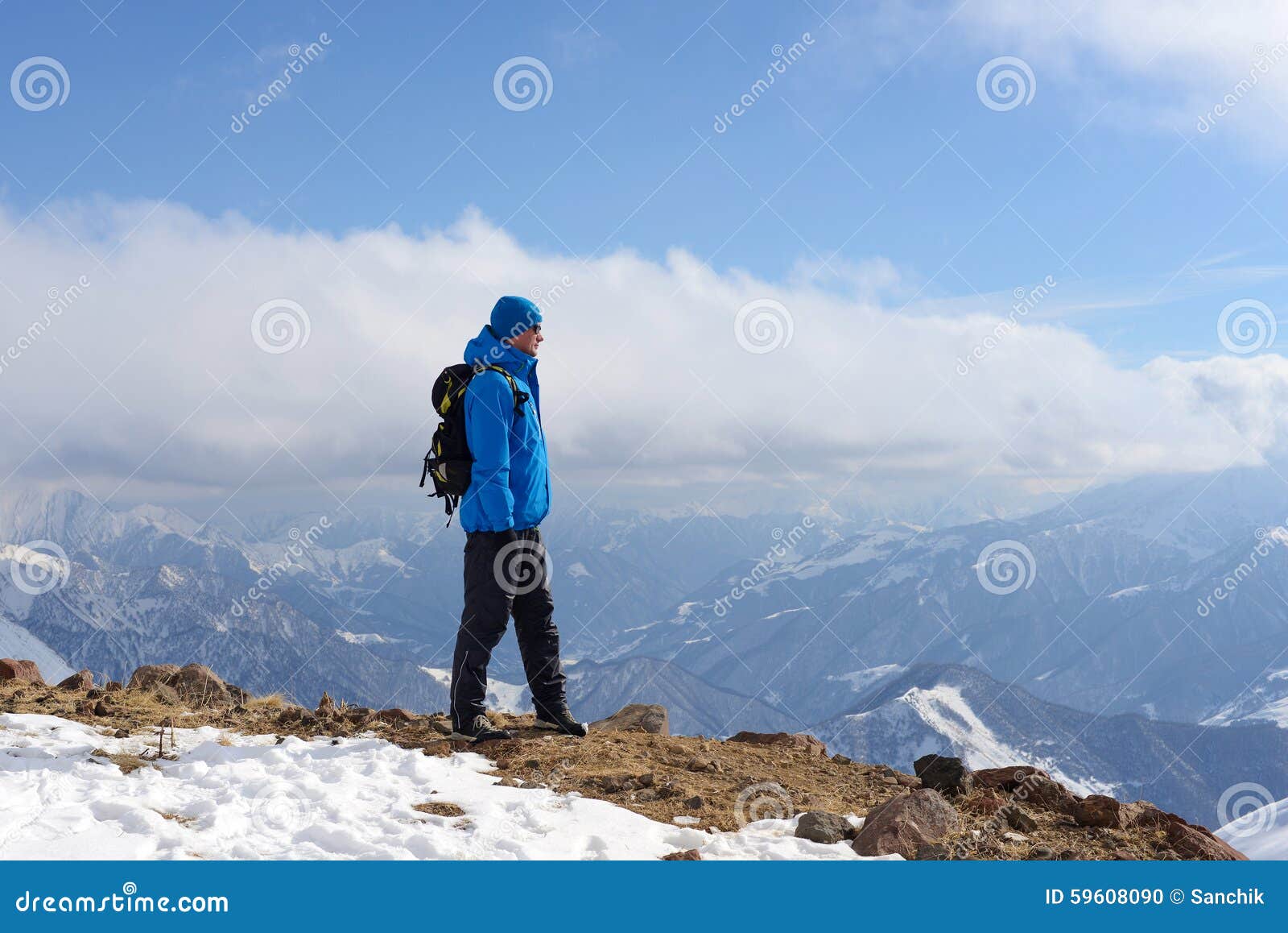 Wanderer Mit Rucksack Steht in Den Winterbergen Und -blick Stockfoto ...