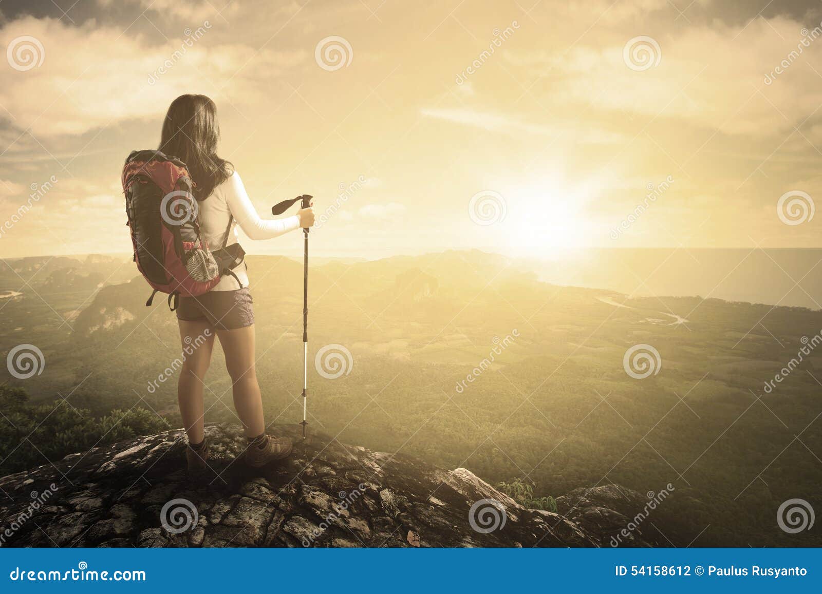Wanderer Mit Stock Auf Berg Stockfoto - Bild von wolke, klippe: 54158612