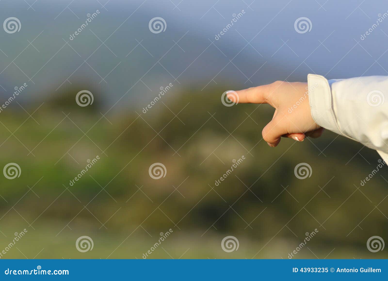 Wandererhand, Die Auf Den Berg Zeigt Stockbild - Bild von horizont ...