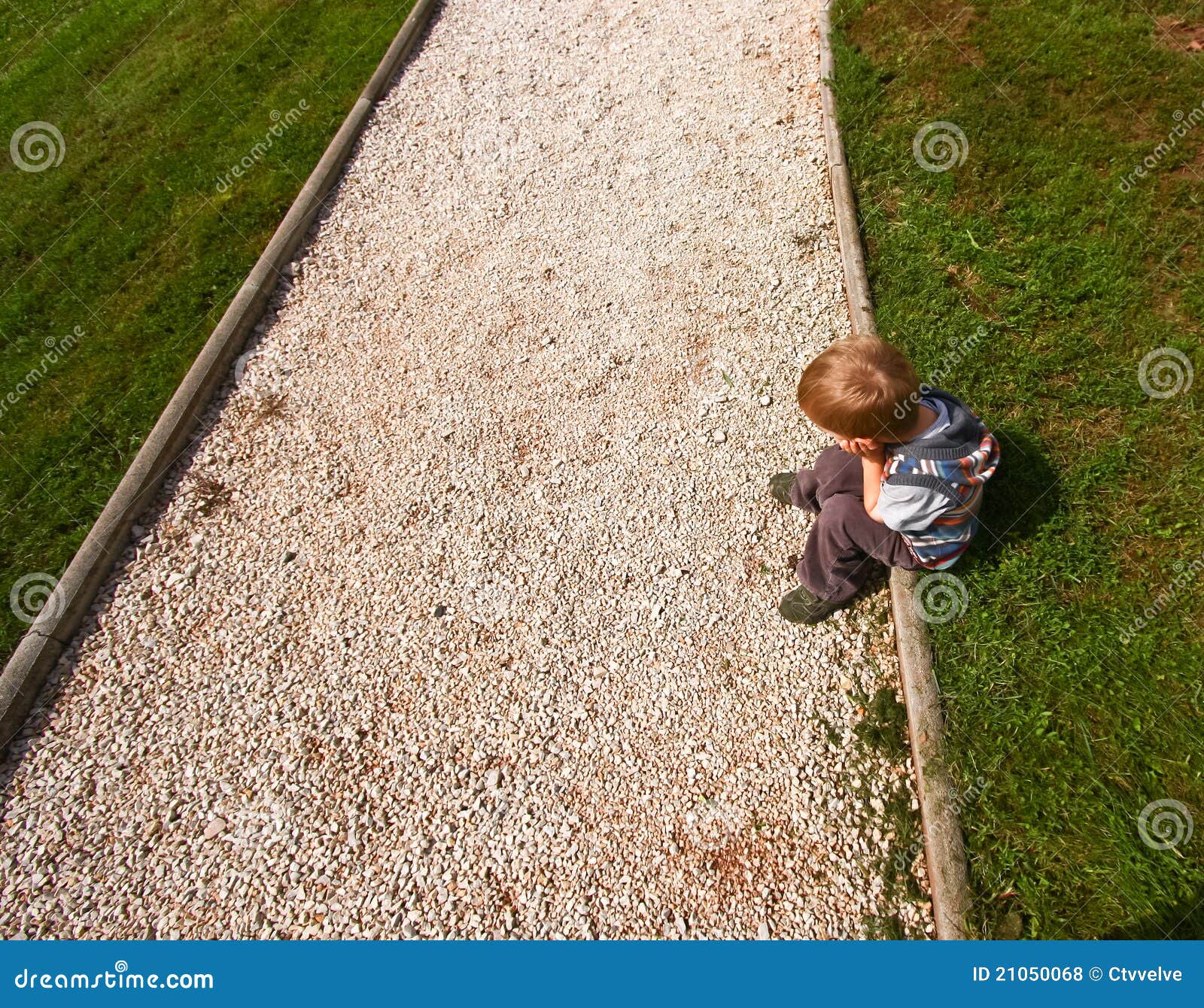 Wanhopig kind stock foto. Image of gras, huid, hoofdpijn - 21050068