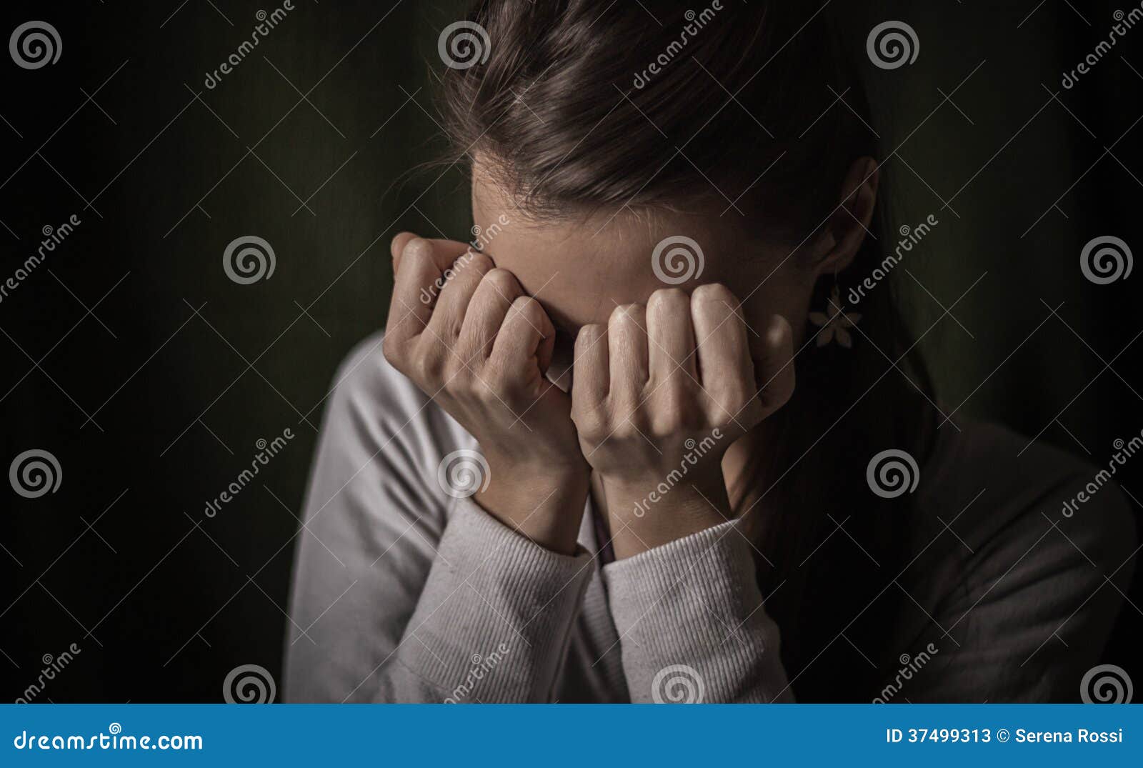 Wanhopig meisje stock afbeelding. Image of vuist, meisje - 37499313